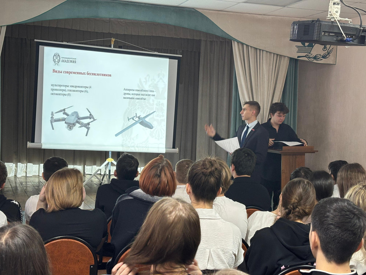 Студенты факультета ГМУ рассказали школьникам о квадрокоптерах — ВИУ ...