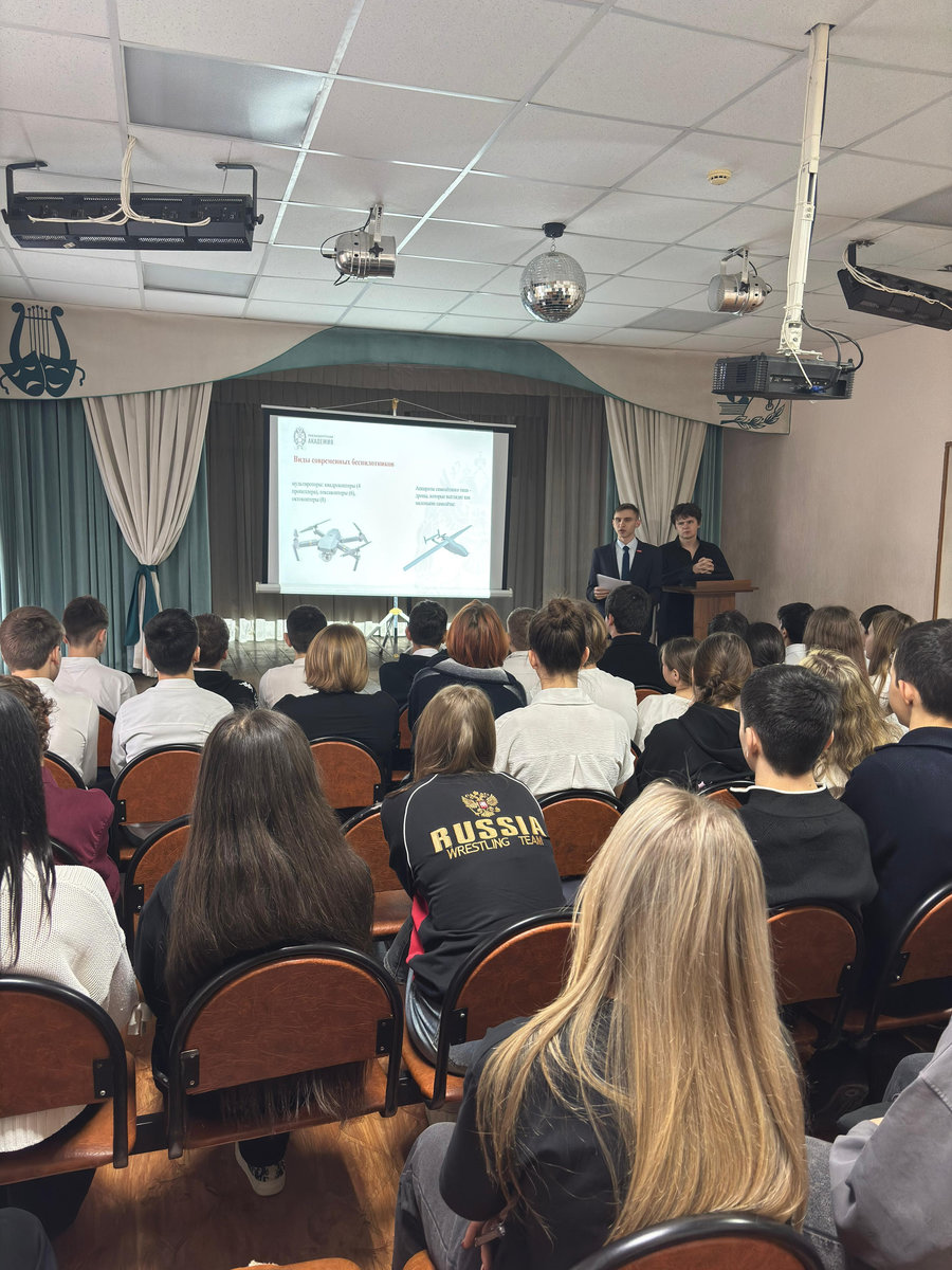 Студенты факультета ГМУ рассказали школьникам о квадрокоптерах — ВИУ ...