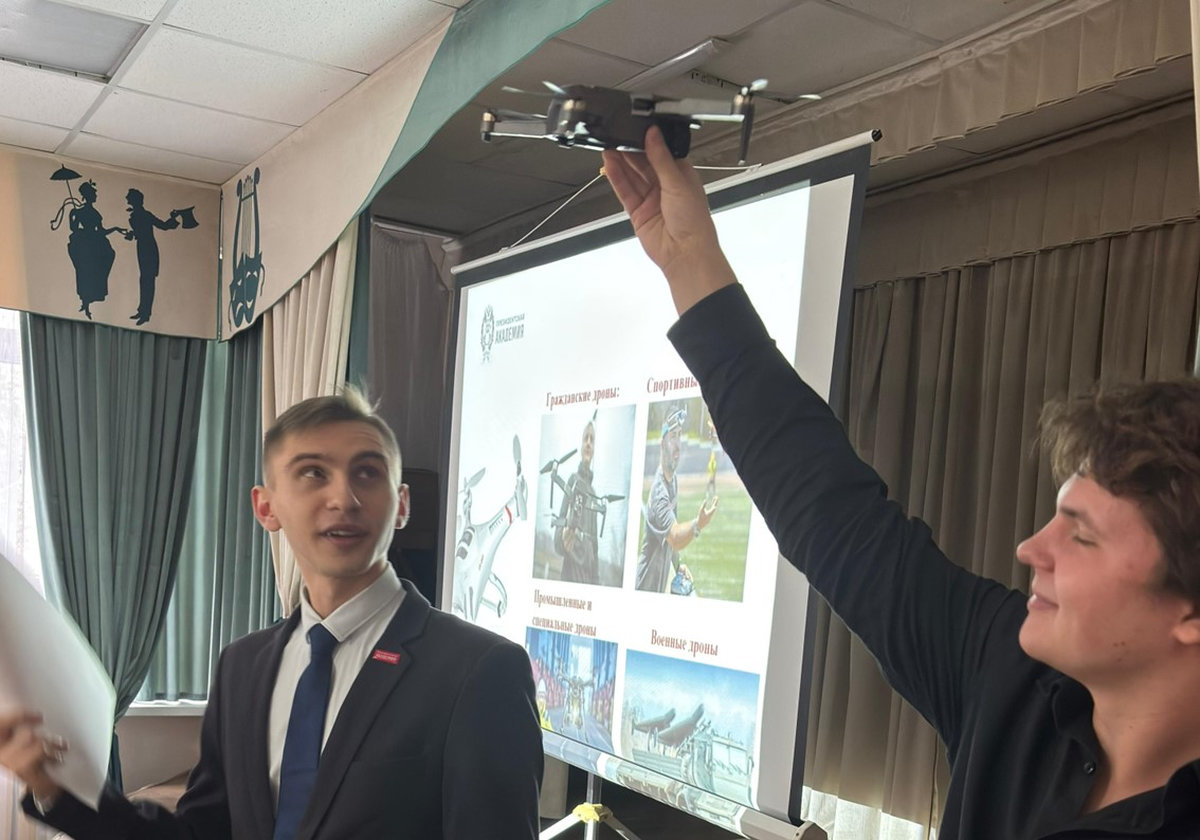 Студенты факультета ГМУ рассказали школьникам о квадрокоптерах — ВИУ ...
